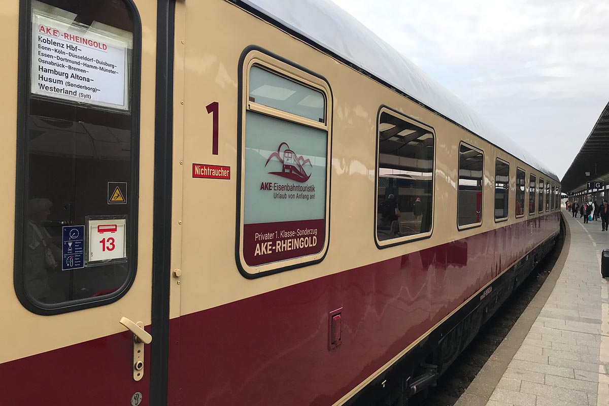 Der AKE Rheingold Express erreicht nostalgisch den Endbahnhof ...